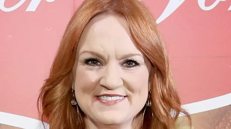 Ree Drummond dengan rambut bergelombang