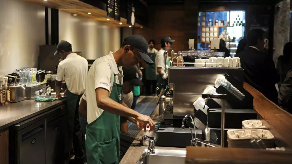 Starbucks Barista bereitet Getränk zu