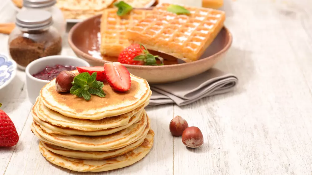 Pankoeken mei fruchten en sûkerige wafels