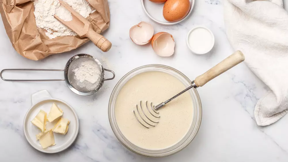 Goopy pankoekbeslag, bûterbrokken, gebarsten aai