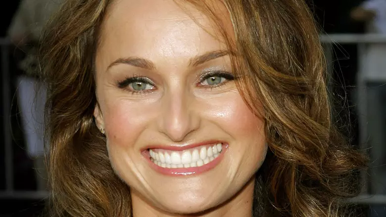 Giada De Laurentiis naeratab