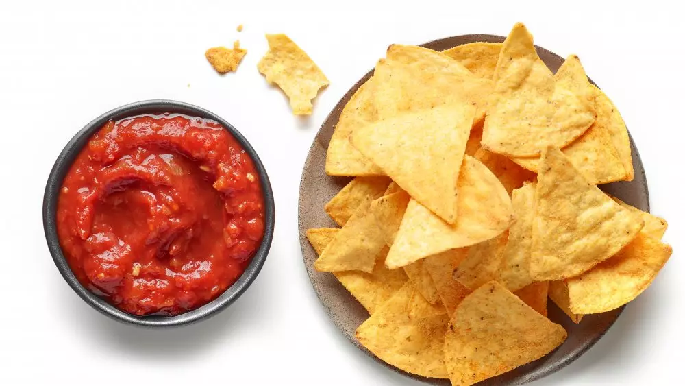 Setšoantšo se akaretsang sa li-chips le salsa