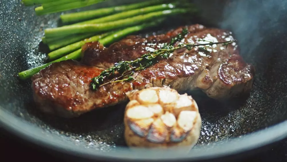 Gairleog iomlán rósta le steak Bhrasaíl