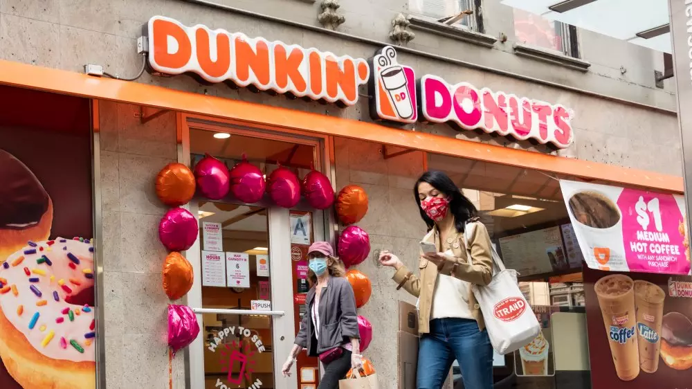 sievietes, kas staigā gar Dunkin'