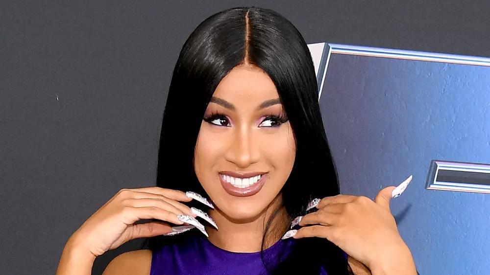 ảnh chụp đầu của Cardi B