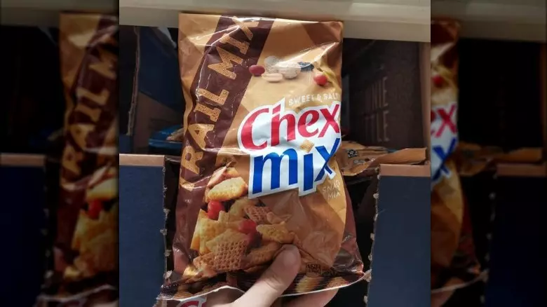 Een Holding Chex Mix Trail Mix Bag