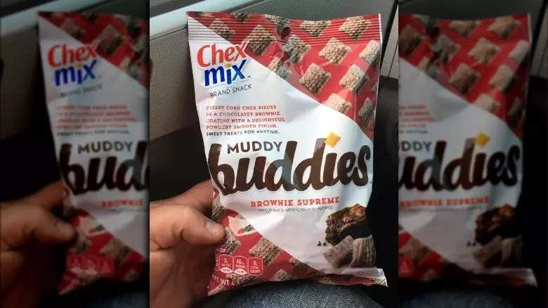 Een Holding Sak vun Chex Mix Brownie Supreme Muddy Buddies