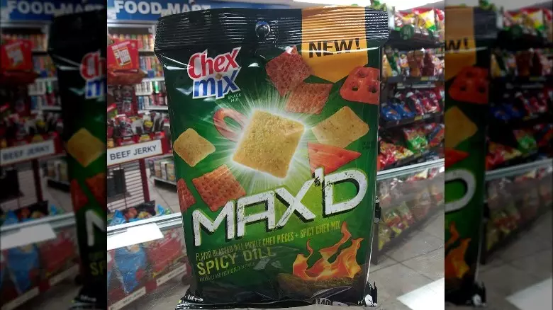Pussi Max'd Spicy Dill Chex Mix -sekoitusta kaupassa