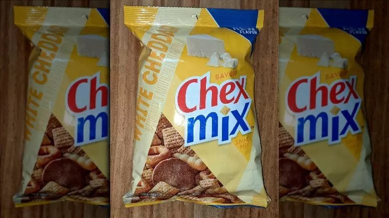 Borża ta 'White Cheddar Flavored Chex Mix fuq il-Mejda