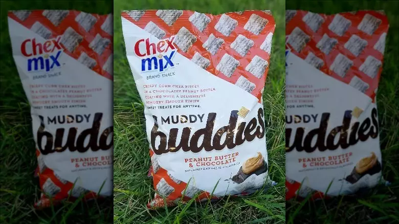 Pose med Chex Mix Peanut Butter & Chocolate Muddy Buddies on the Grass