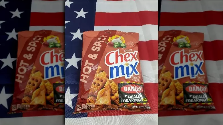 Pungă de amestec Chex cu arome iute și picante pe un steag american