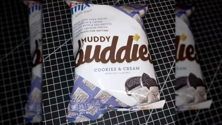 Pungă de Chex Mix Cookies & Cream Muddy Buddies pe un suport