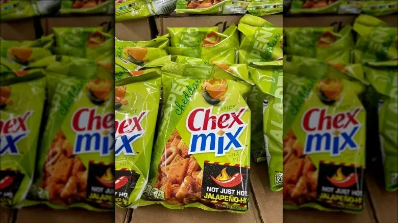 ថង់ជាច្រើននៃគ្រឿងទេសJalapeño Cheddar Flavor Chex Mix