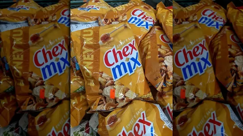 Muchas bolsas de Chex Mix con sabor a nuez y miel