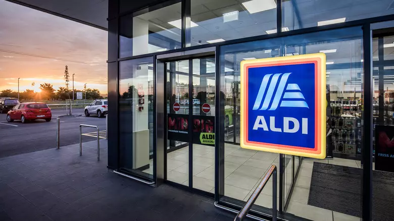 Aldi-skilt på utsiden av bygningen