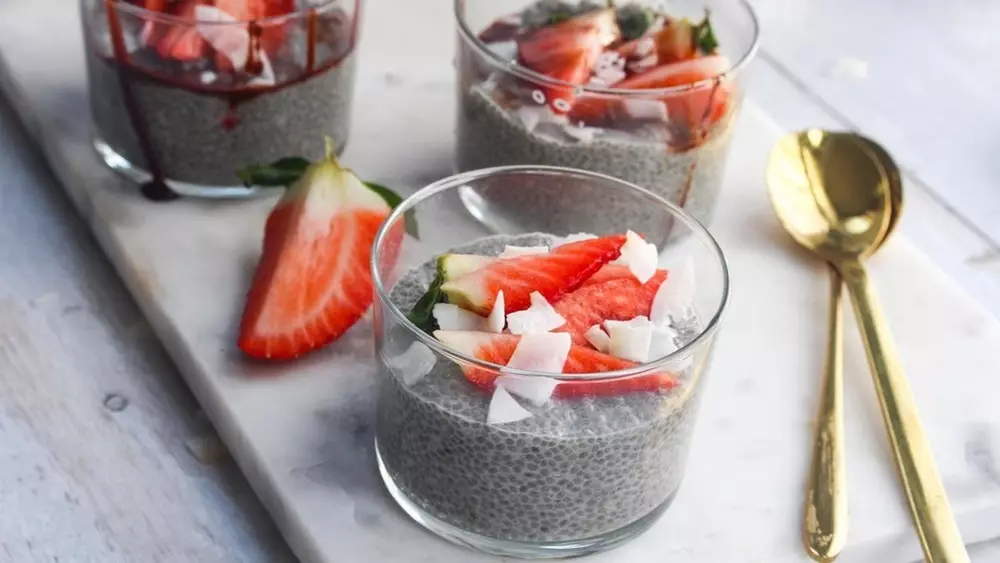 Chia mkpụrụ pudding na tomato na ngaji