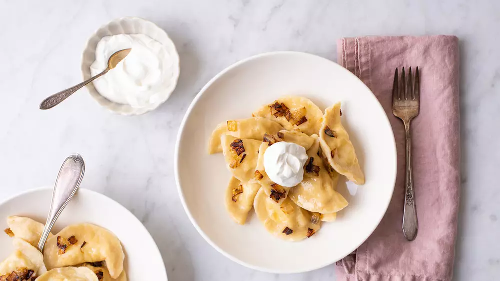 Pierogies med rømme ved siden av