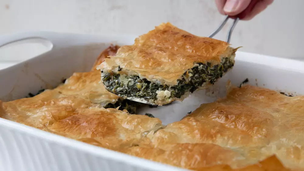 Sleisen spanakopita cartref wedi'i phobi'n ffres