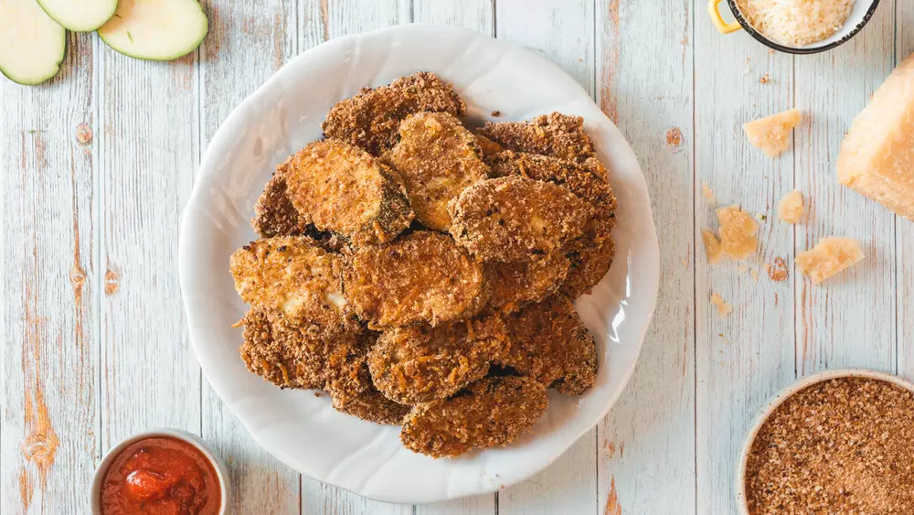 hjemmelaget stekt zucchini i en bolle med saus