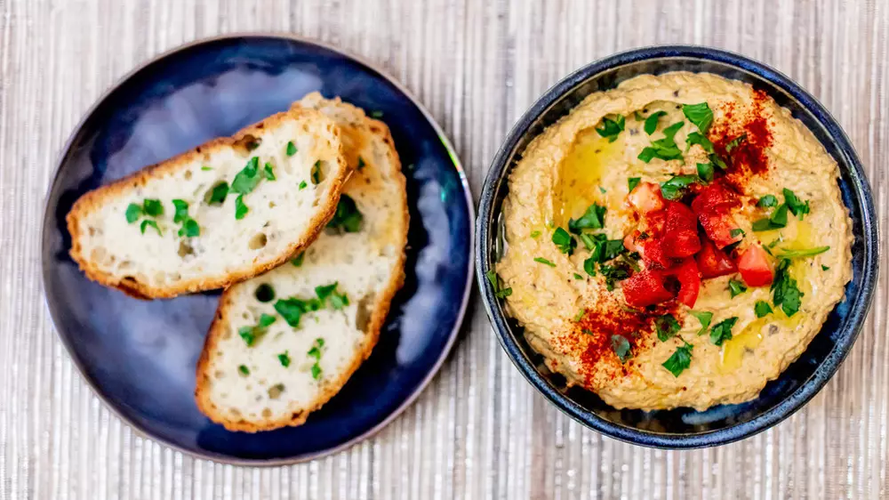 Baba ganoush ma paprika ma toast