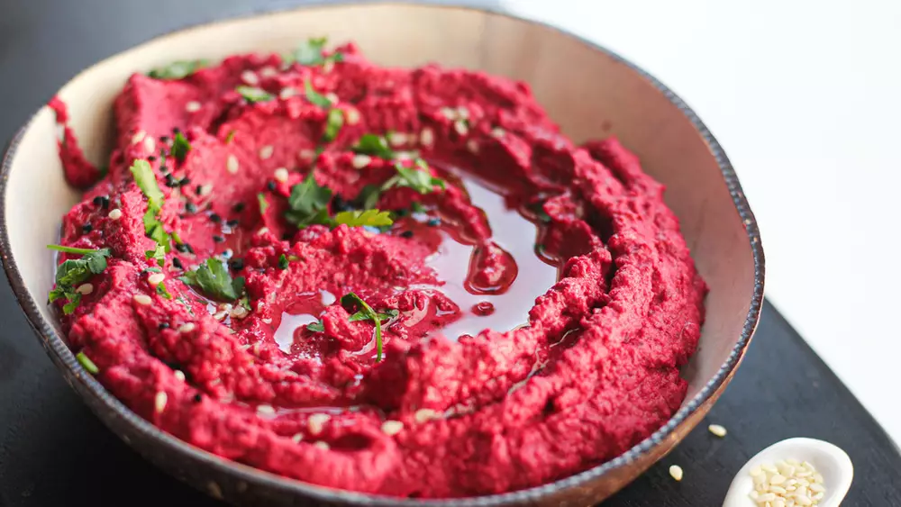 Beet hummus ma fatu sesame ma laau afu