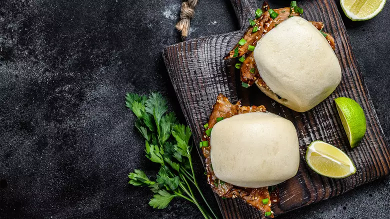 Mantou en una taula de tallar