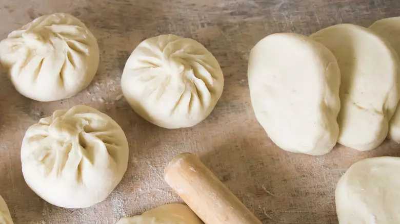 Pasta de pa al vapor amb forma de bao