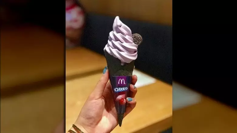 Rożek waflowy McDonald's Oreo z lodami ze słodkich ziemniaków