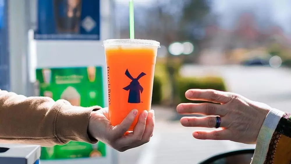 Zaposlenik Dutch Bros predaje piće