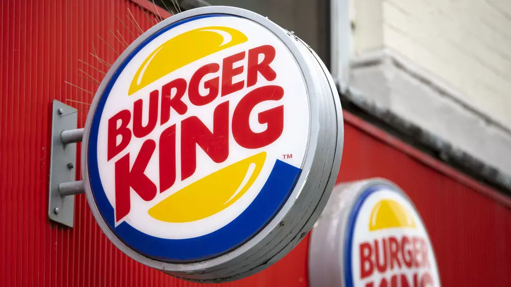 Burger King-bord tegen rode muur