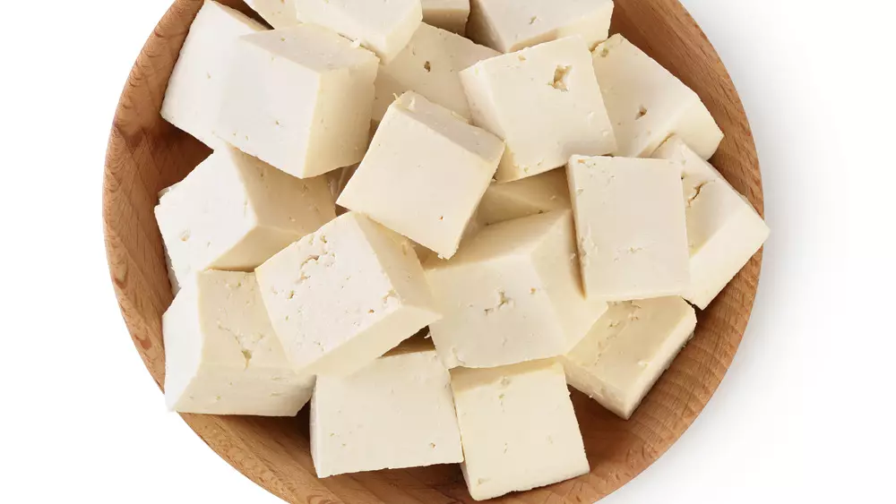 cubes de tofu en dés dans un bol