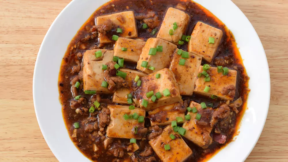 bol de ragoût avec des morceaux de tofu