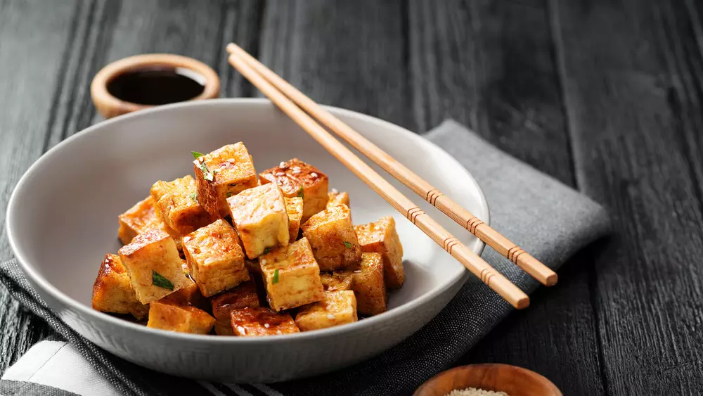 tofu grillé dans un bol avec des baguettes