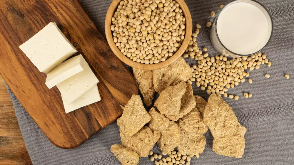 tranches de tofu sur une planche à découper