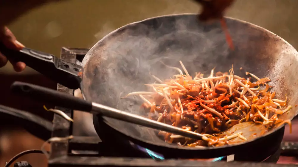 memasak tahu dalam wajan dengan sayuran