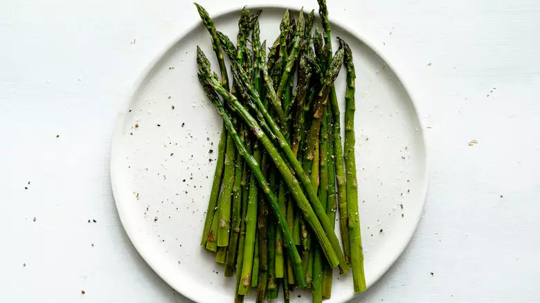 memasak asparagus