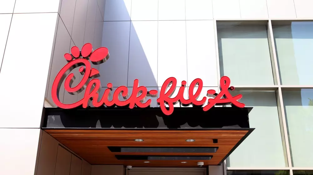 Chick-fil-A 門上方的標誌