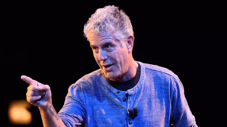 Anthony Bourdain işarə edir