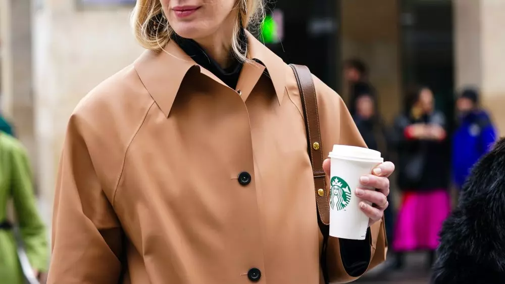 Frau mit Tasse Kaffee von Starbucks