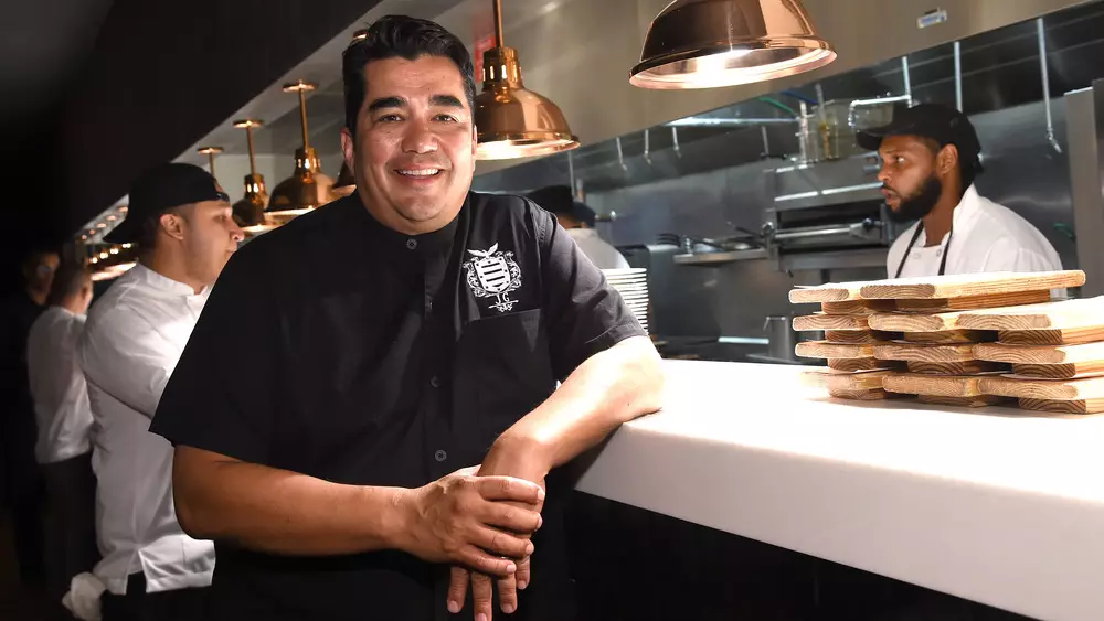 Jose Garces feketébe öltözött