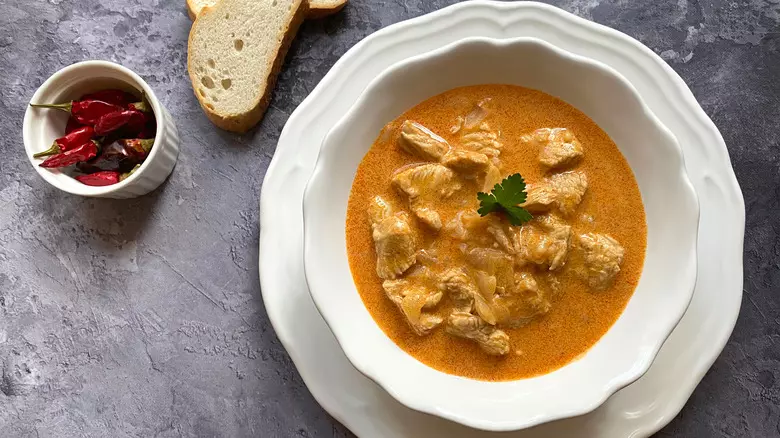 Chicken paprikash yn wite kom