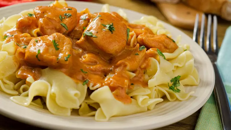 Chicken paprikash en aai noedels