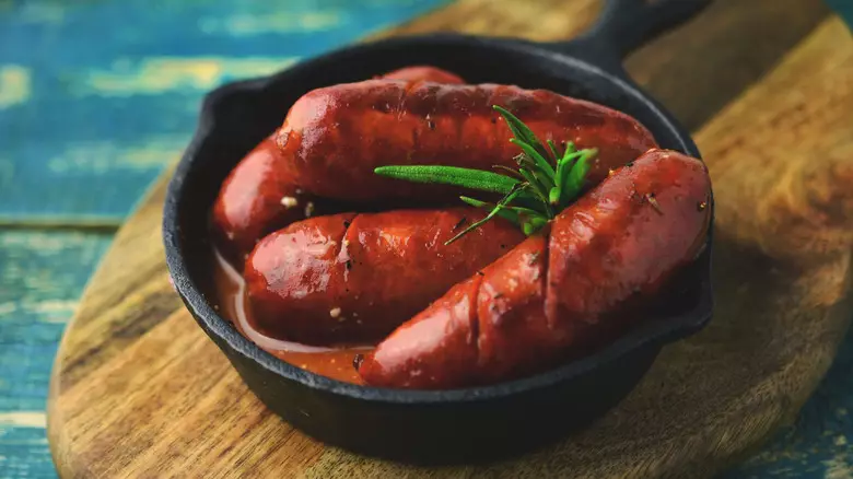 Inihaw nga chorizo sa cast iron pan nga adunay sarsa