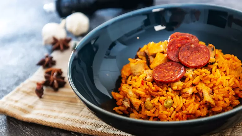 ဒယ်အိုးထဲတွင် paella ပန်းကန်ထဲတွင် chorizo ကိုလှီးထားပါ။