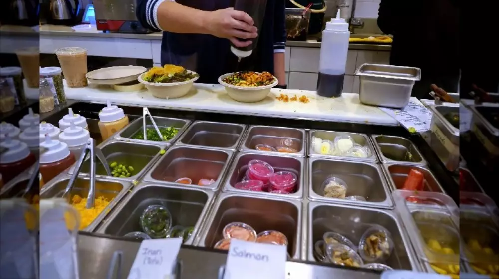 Koch baut eine Poke Bowl zusammen