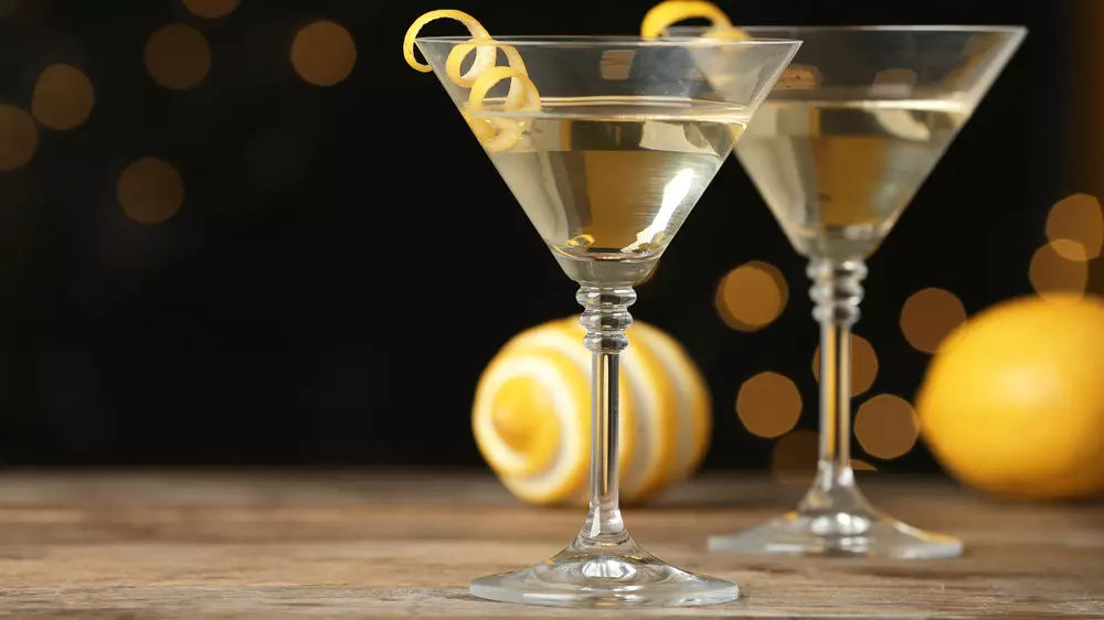 Vodka martinis kalawan kulit lemon