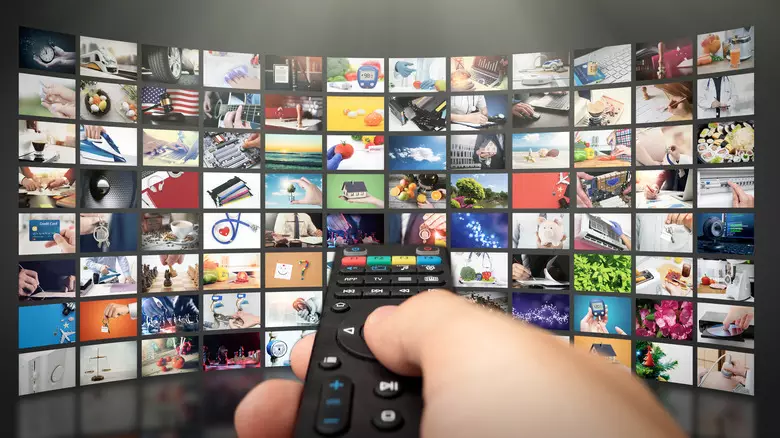 Espectáculo en streaming, man sostendo un control remoto