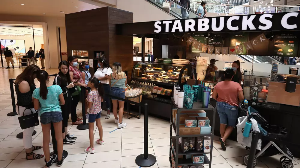 Eine Reihe von Kunden in einem Starbucks