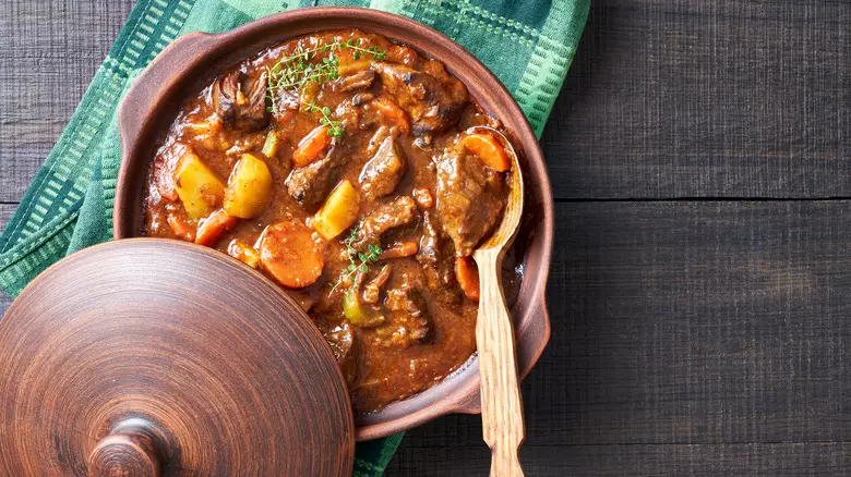 Irish Stew Lämmchen Karotten Gromperen gréngen Téi Handduch