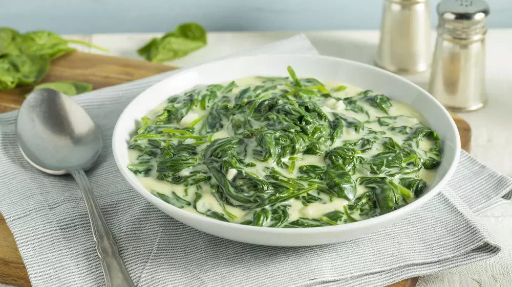 Creamed spinach sa usa ka puti nga panaksan